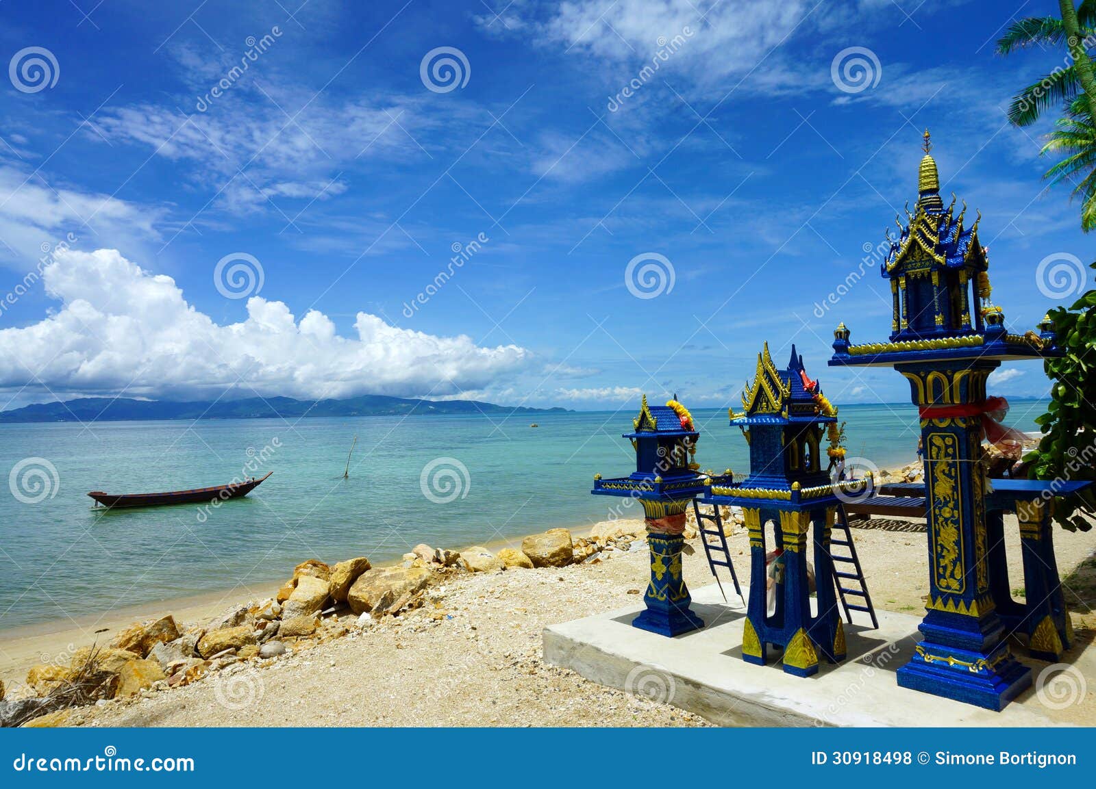Mini Buddhist Temples a Lo Largo De La Playa Foto de archivo - Imagen ...