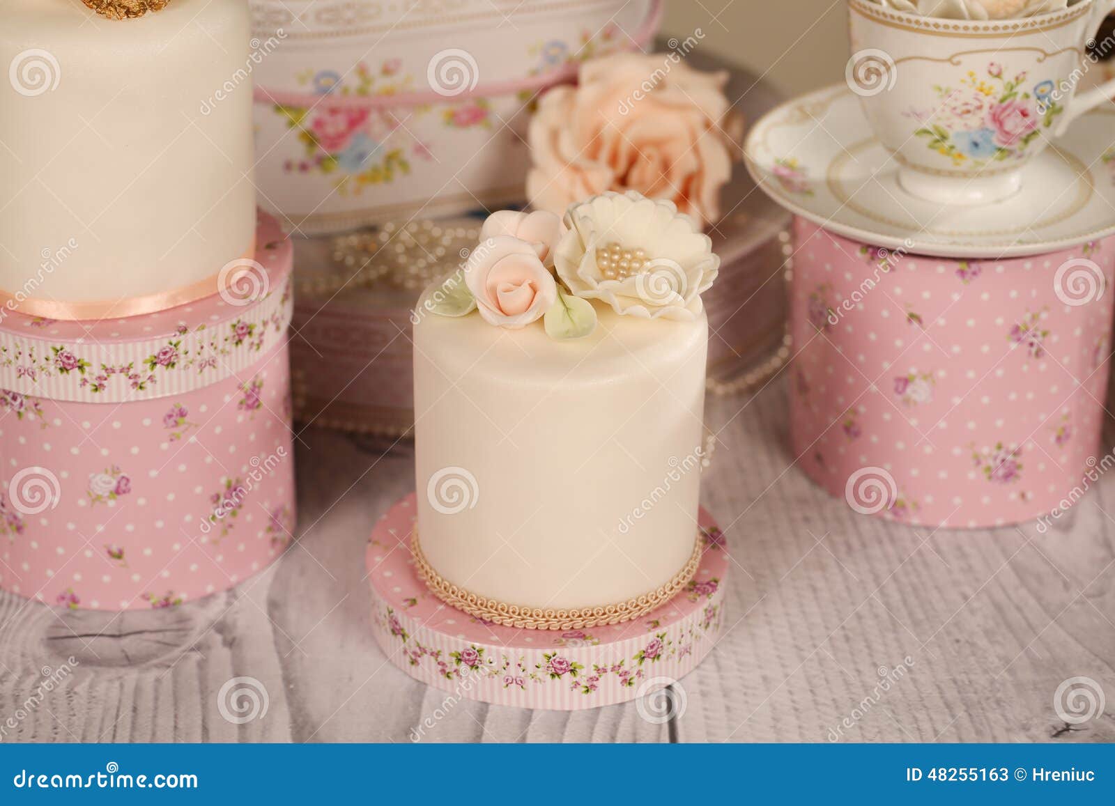 Mini cakes with icing stock image. Image of rose, ombre - 48255163