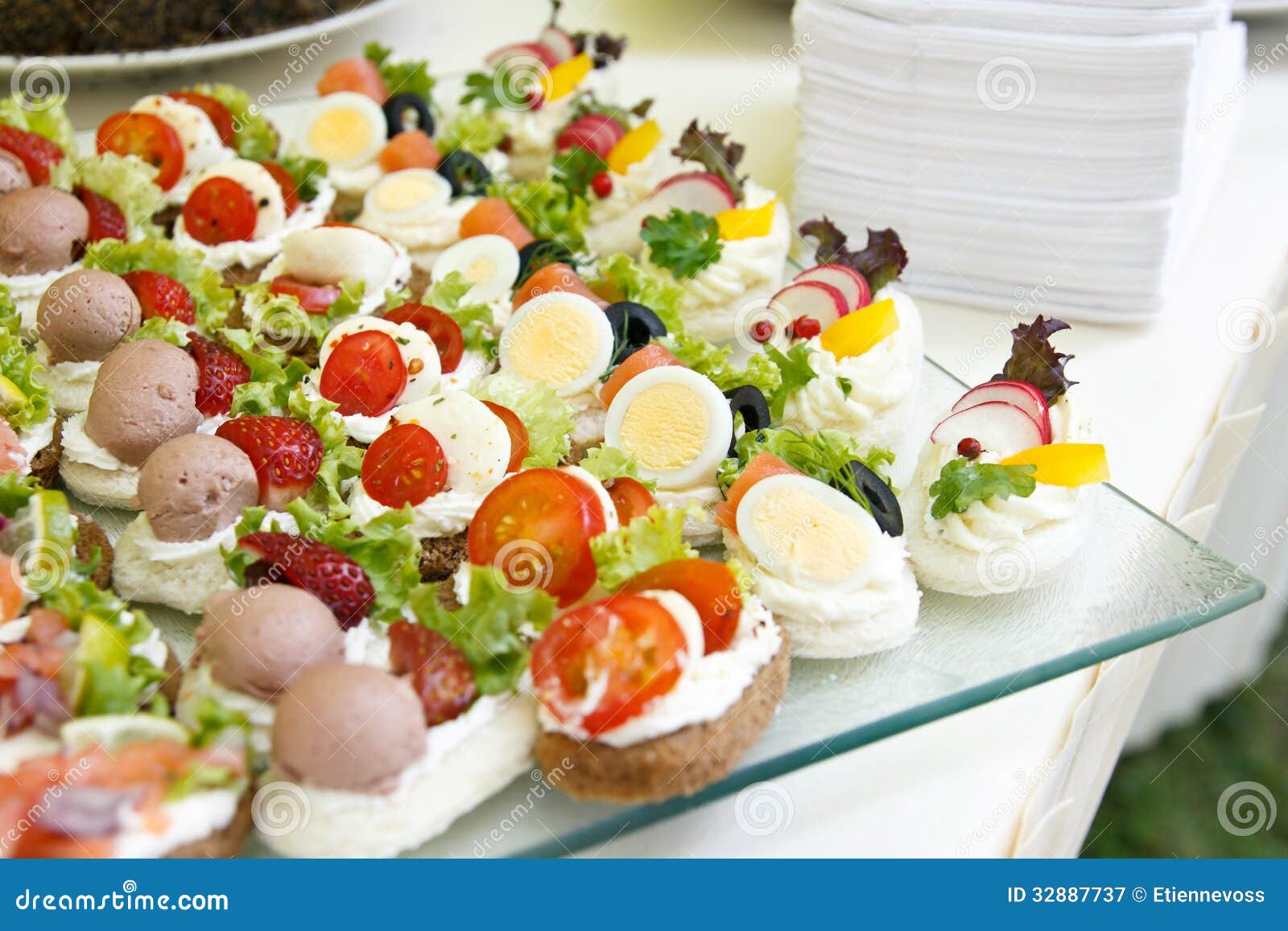 Mini canapes mezclados imagen de archivo. Imagen de frescura - 32887737