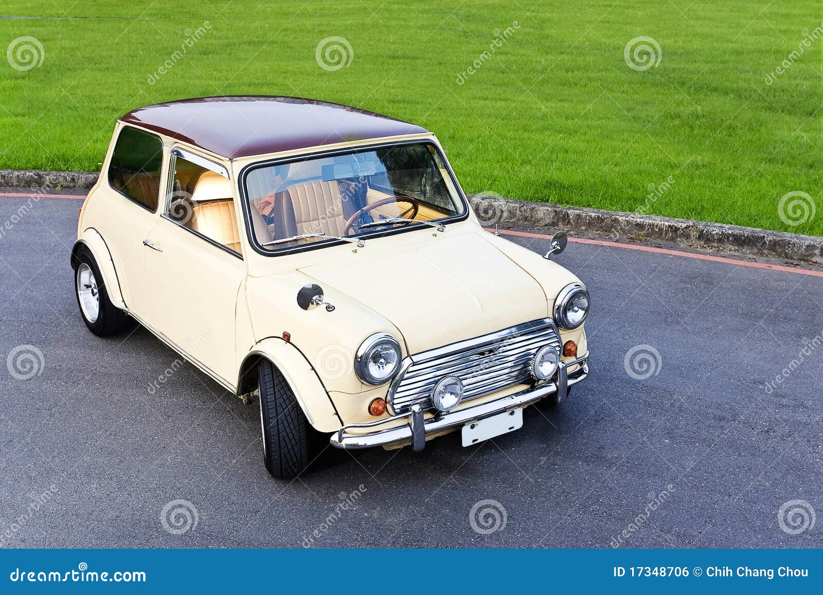 Mini carro branco foto de stock. Imagem de pequeno, formado - 17348706