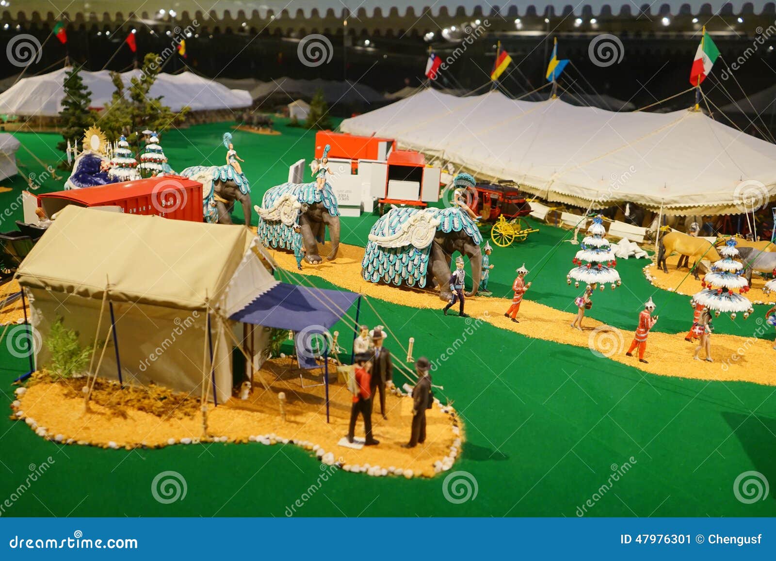 Mini Circus Statue: Performance Stock Image - Image of florida, jardin ...