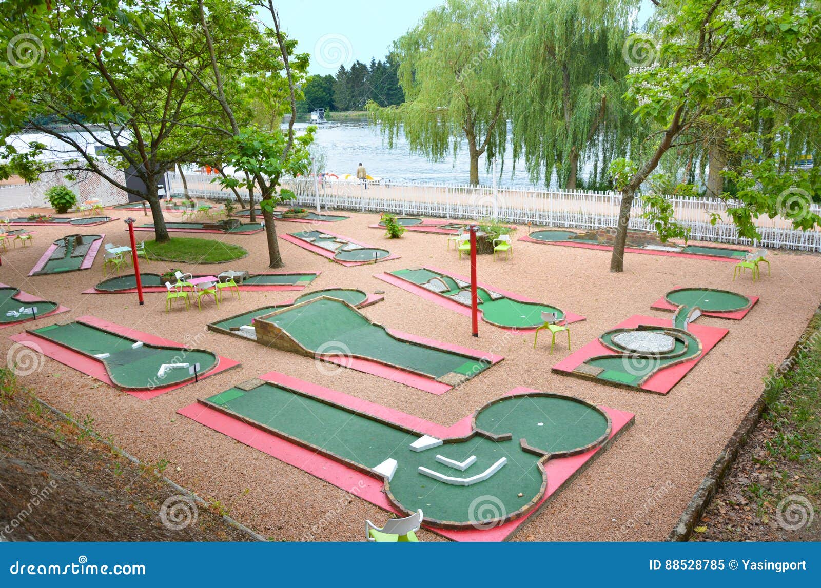 Mini club de golf imagen de archivo. Imagen de actividad - 88528785