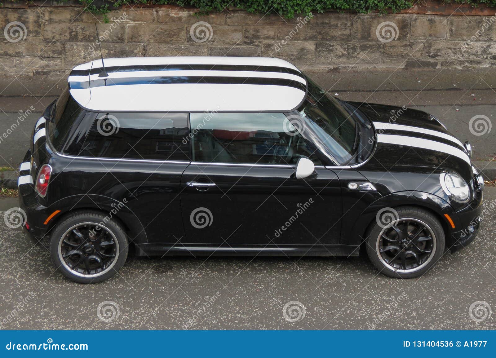 Mini Coche Negro Del Tonelero Foto editorial - Imagen de meta ...