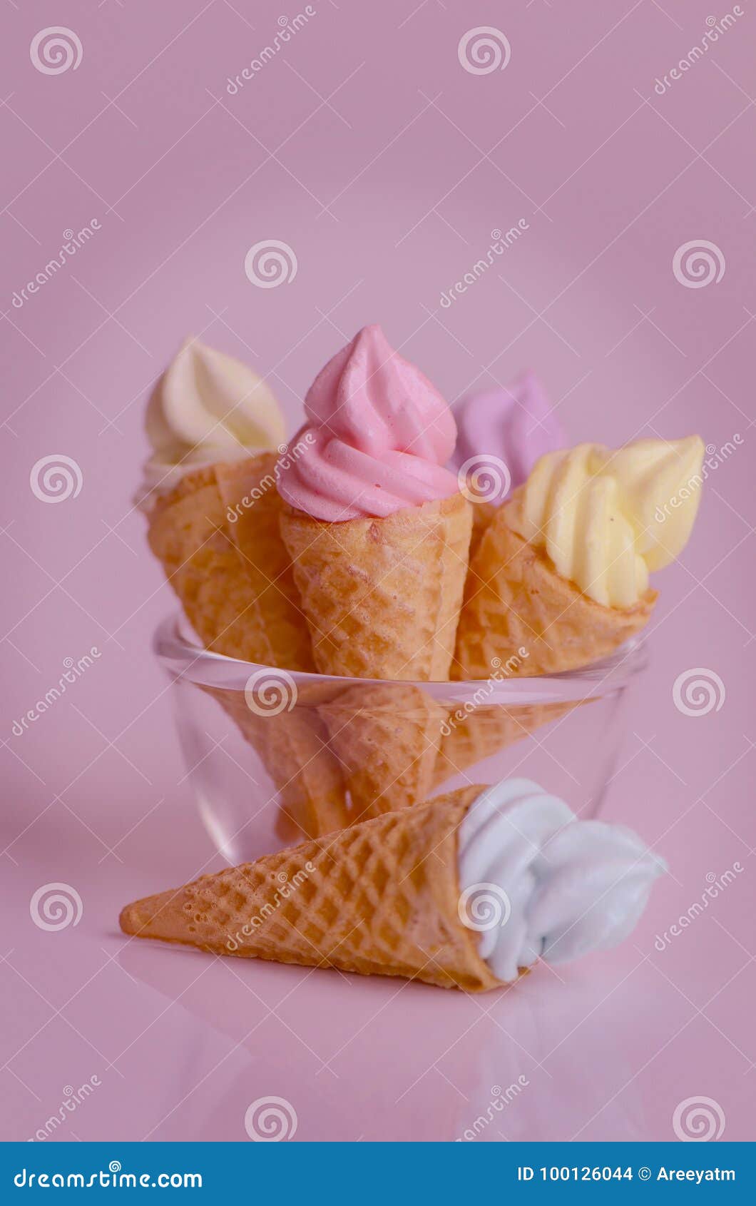 Mini cono de helado foto de archivo. Imagen de refresco - 100126044