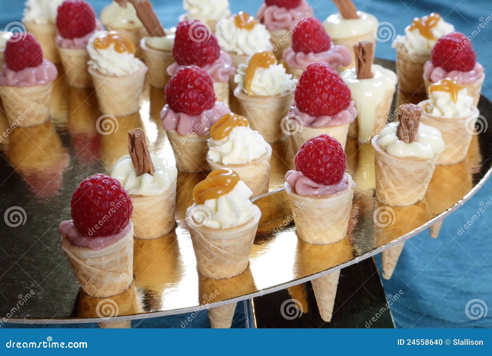 Mini conos de helado foto de archivo. Imagen de conos - 24558640