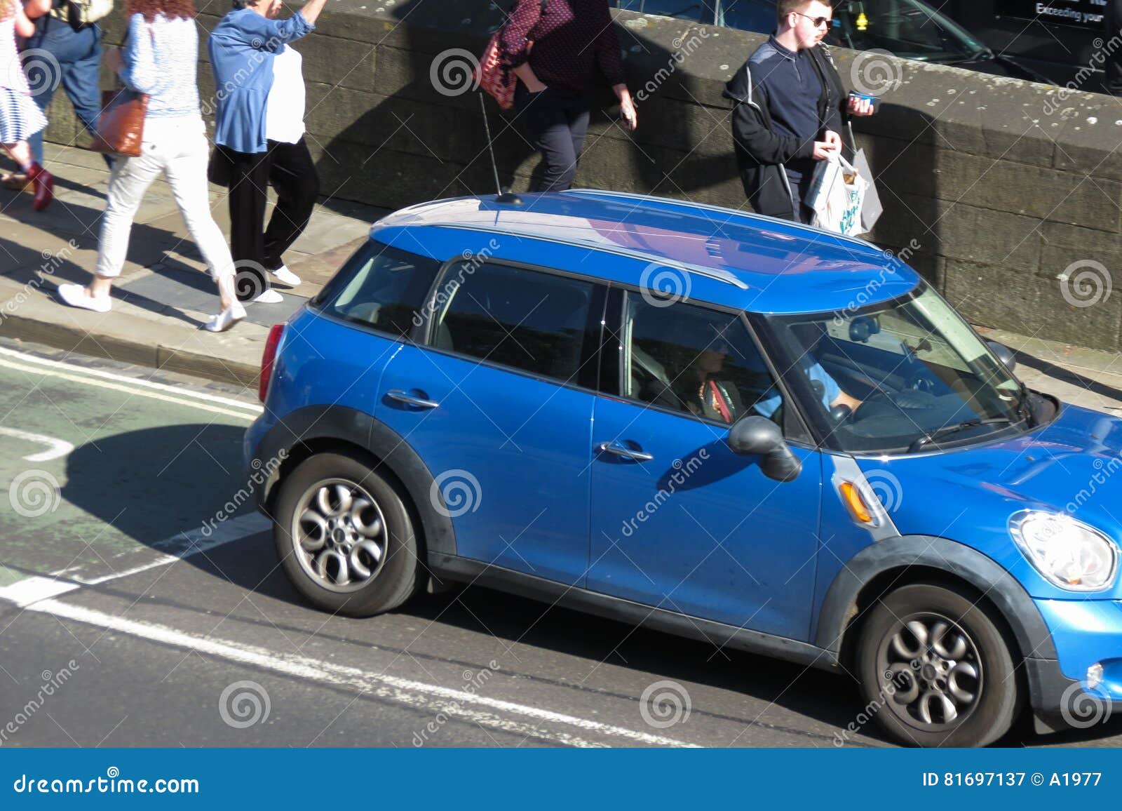 Mini Cooper azul claro fotografía editorial. Imagen de calle - 81697137