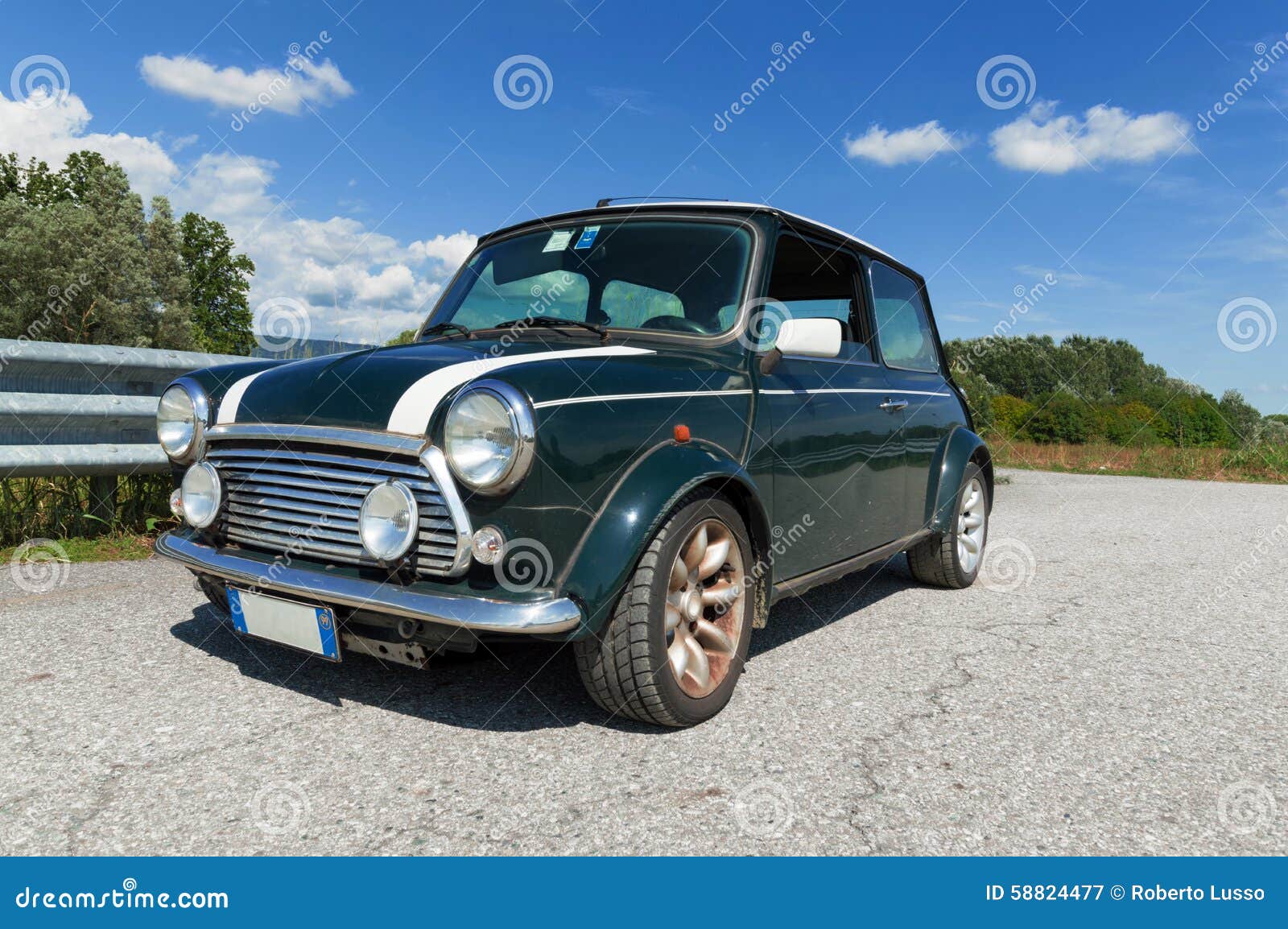 Mini Cooper clásico imagen de archivo. Imagen de coche - 58824477