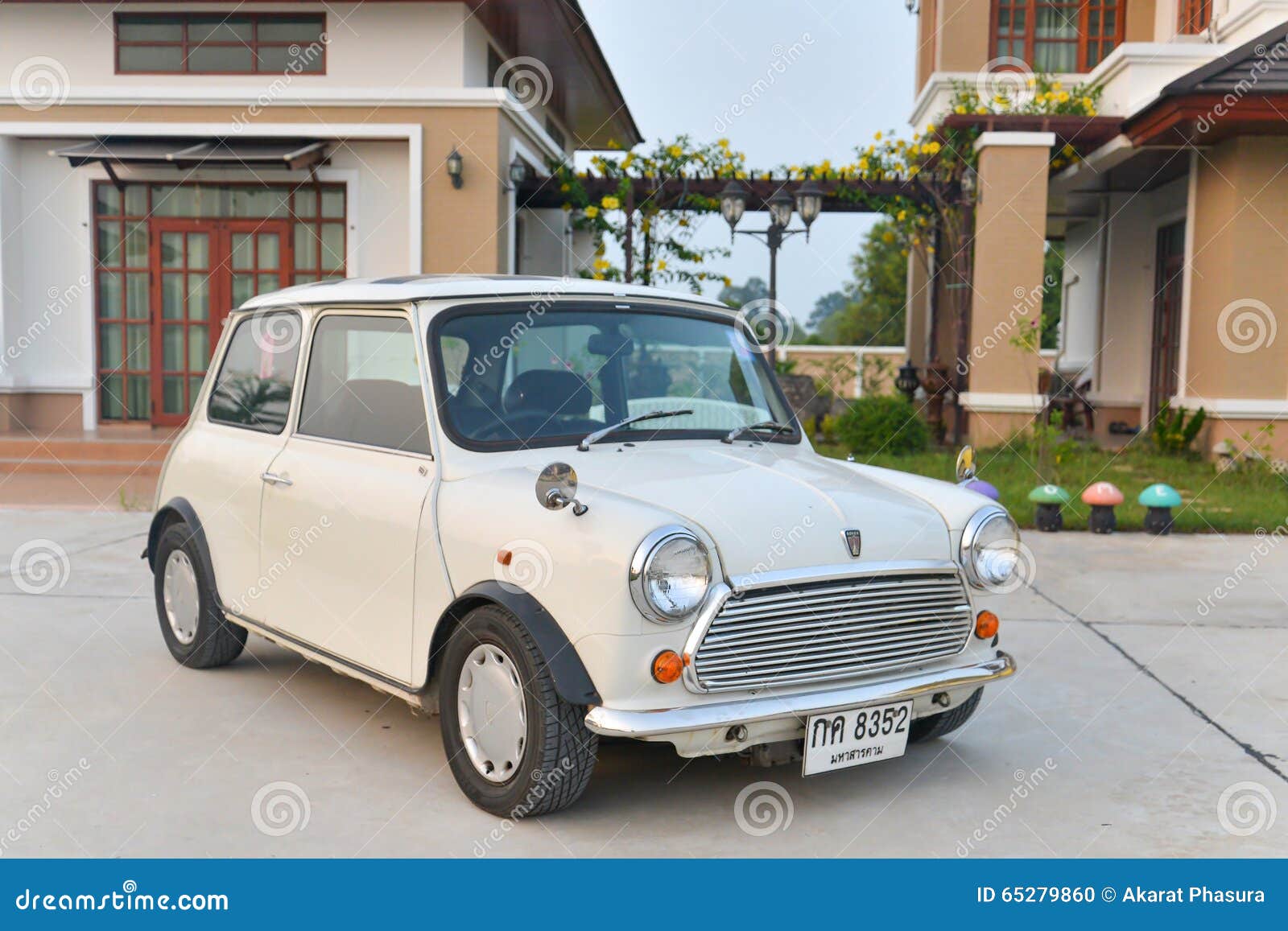 Mini Cooper clásico blanco imagen editorial. Imagen de horsepower ...