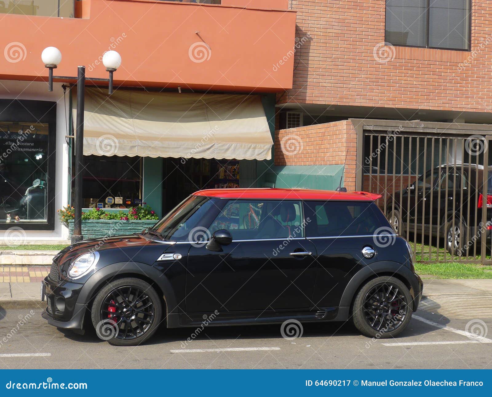 Mini Cooper Negro Y Rojo En San Isidro, Lima Fotografía editorial ...