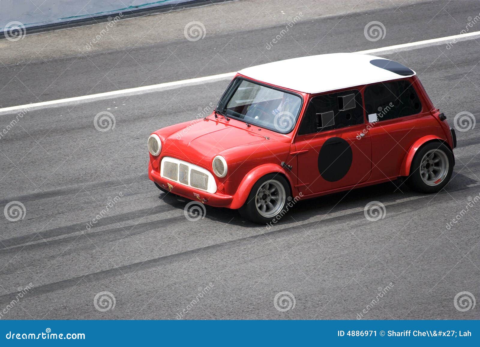 Mini Cooper rojo imagen de archivo. Imagen de raza, vendimia - 4886971