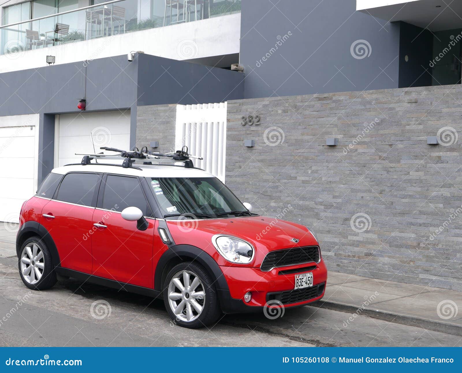 Mini Cooper Rojo Y Blanco S En Barranco, Lima Foto de archivo editorial ...