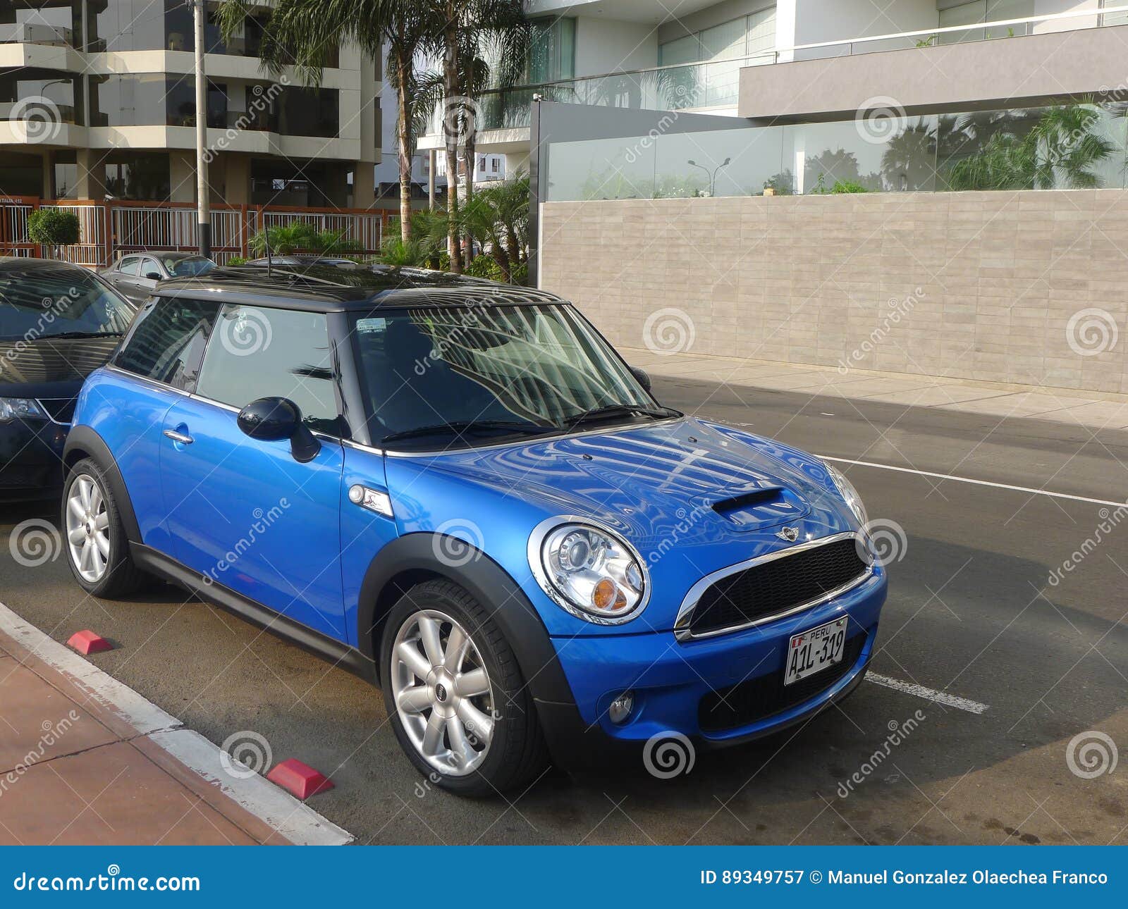 Mini Cooper S Azul Y Negro En Barranco, Lima Fotografía editorial ...