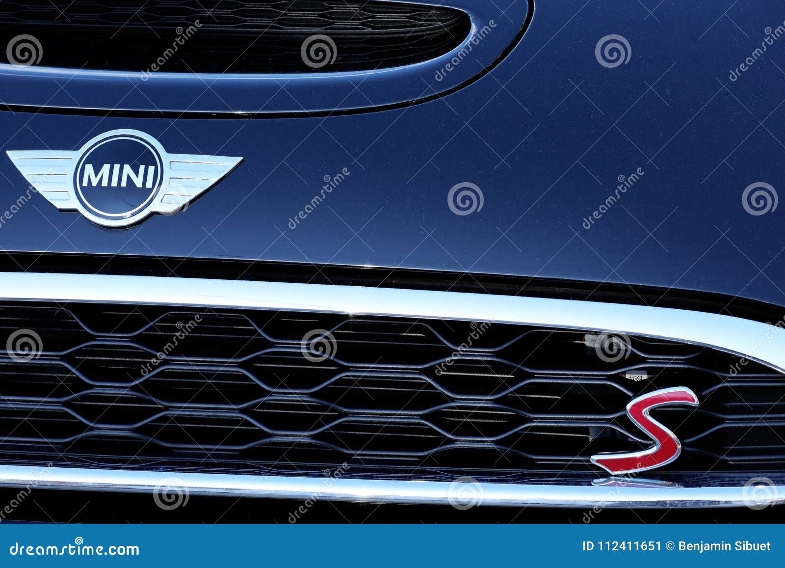 Mini Cooper S Front Emblem and Logo Foto editorial - Imagen de color ...
