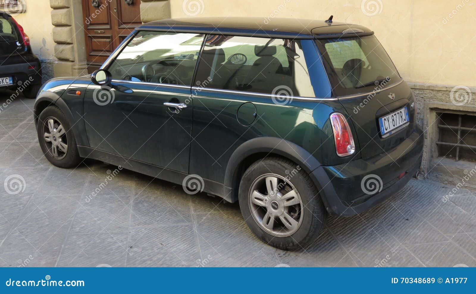 Mini Cooper vert-foncé image stock éditorial. Image du automobile ...