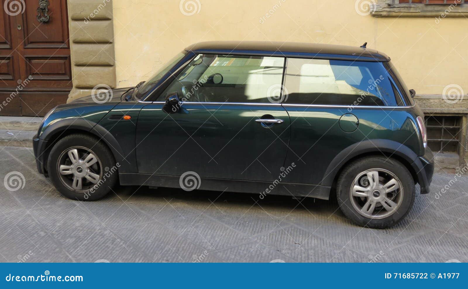 Mini Cooper vert-foncé photographie éditorial. Image du pays - 71685722