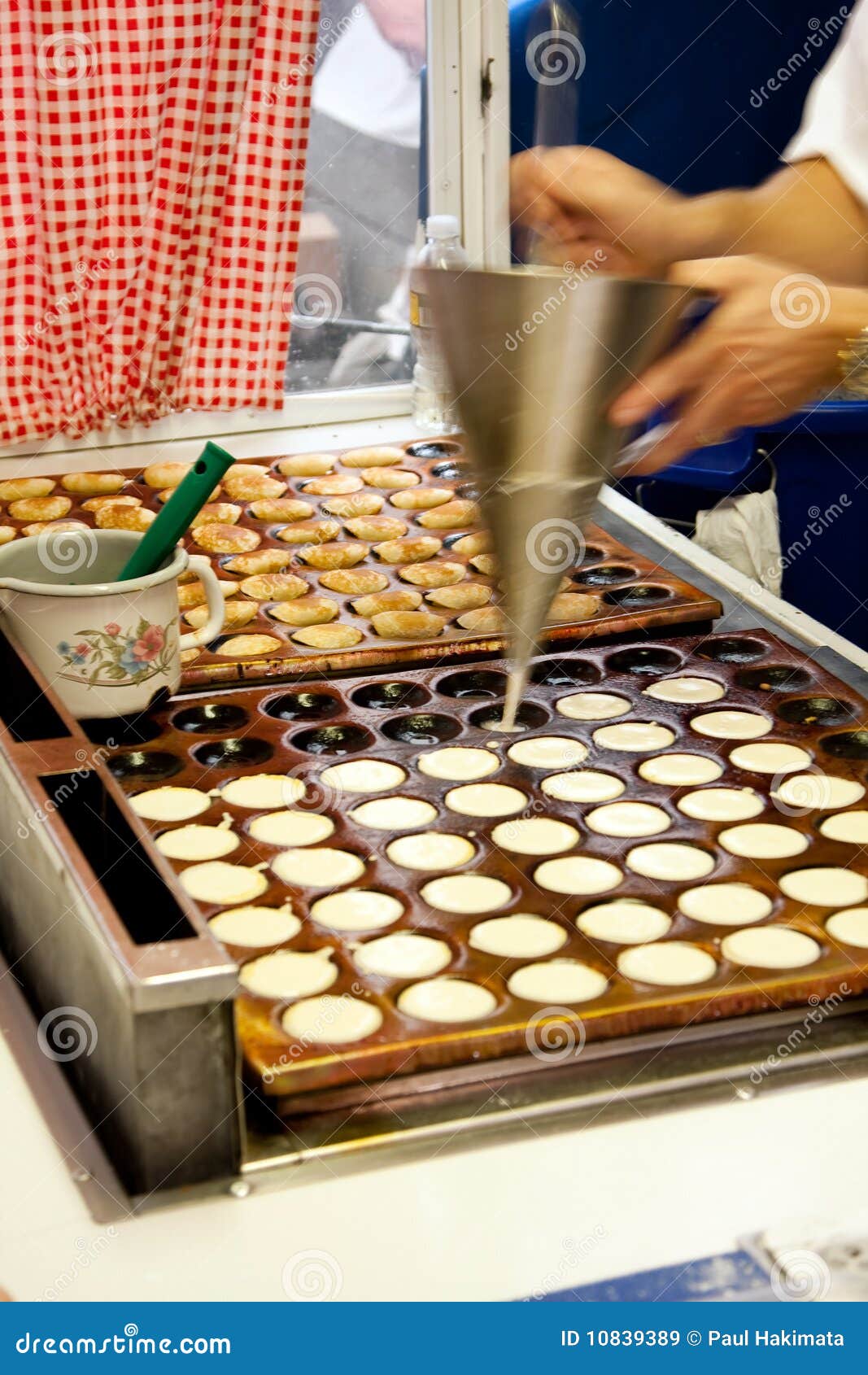 Mini crepes de Poffertjes imagen de archivo. Imagen de vierta - 10839389