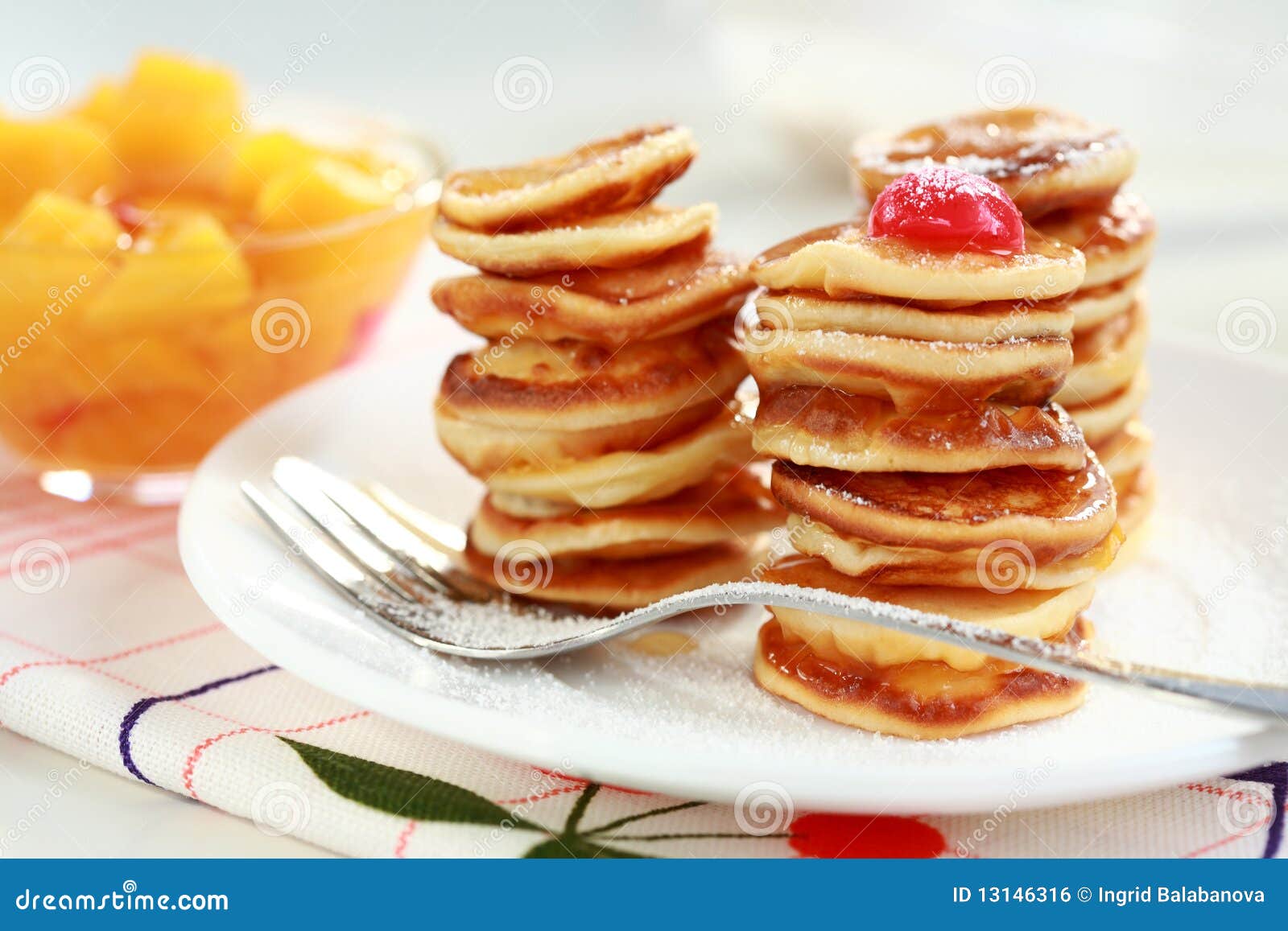 Mini crepes dulces foto de archivo. Imagen de bocado - 13146316
