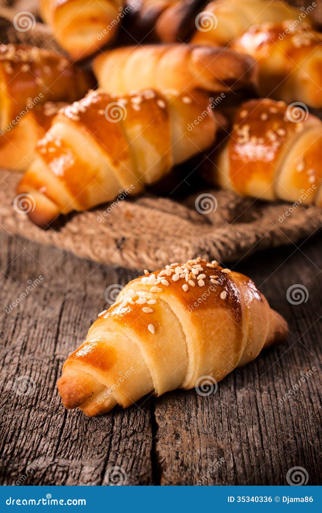 Mini croissant photo stock. Image du brun, cuisine, domestique - 35340336