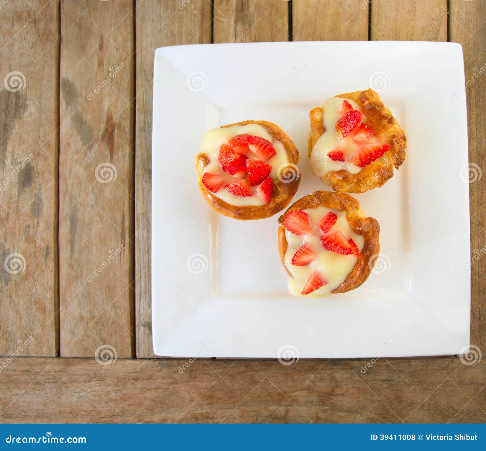 Mini Crostata Casalinga Tre Con Le Fragole Fotografia Stock - Immagine ...