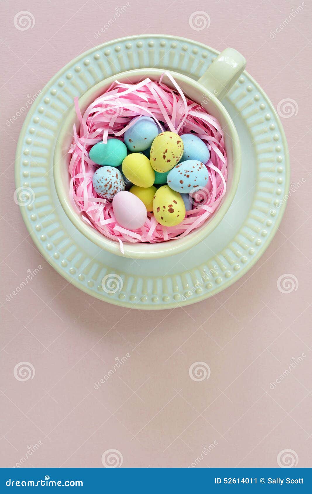 Mini Easter-Eier in Der Schale Im Vertikalen Format Stockbild - Bild ...