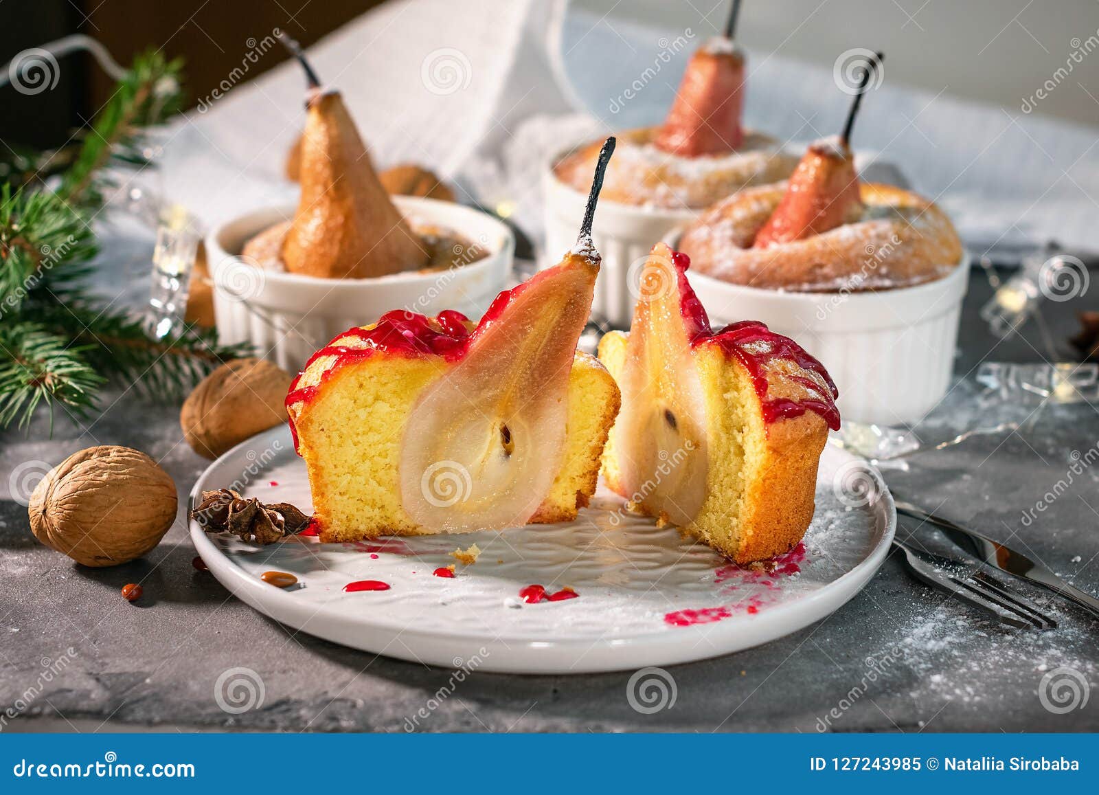 Mini Empanada Con El Jarabe Cocido De La Pera Y De La Fruta Imagen de ...