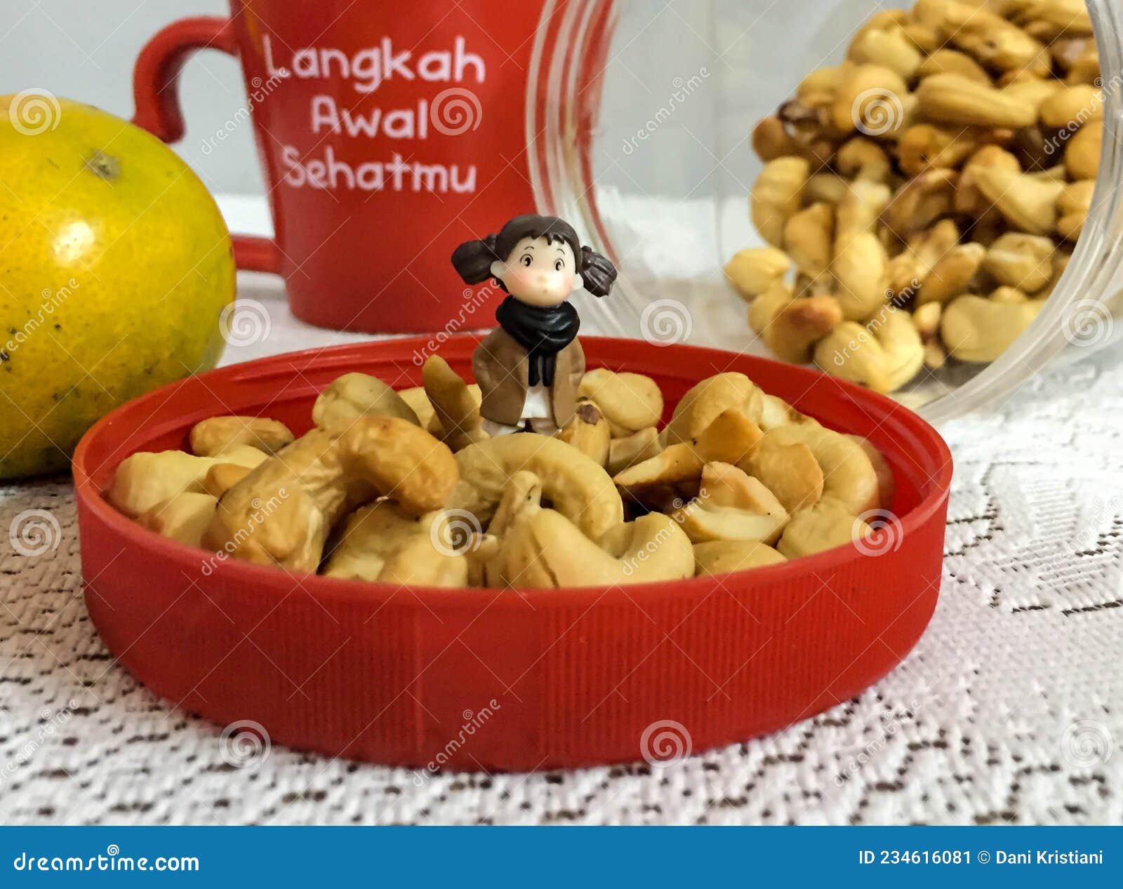 Mini Figura No Meio Do Caju Imagem de Stock - Imagem de fruta, cajus ...