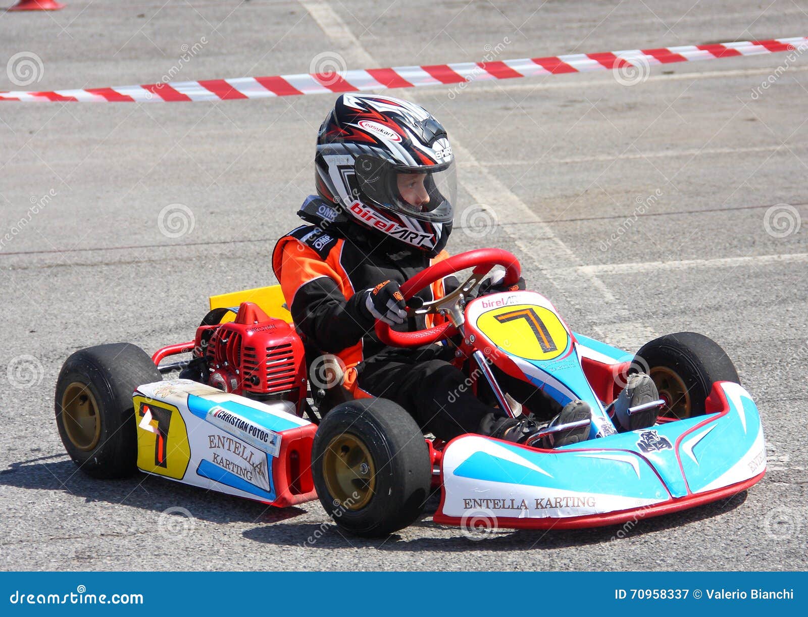Mini Kart Racing fotografía editorial. Imagen de confiado - 70958337