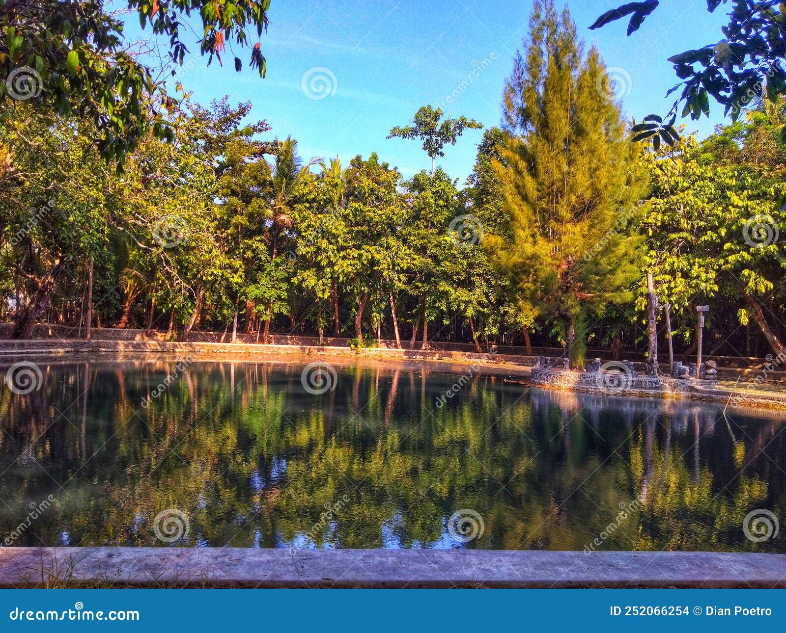 Mini Lago En El Pueblo Medio Foto de archivo - Imagen de fondo, paisaje ...