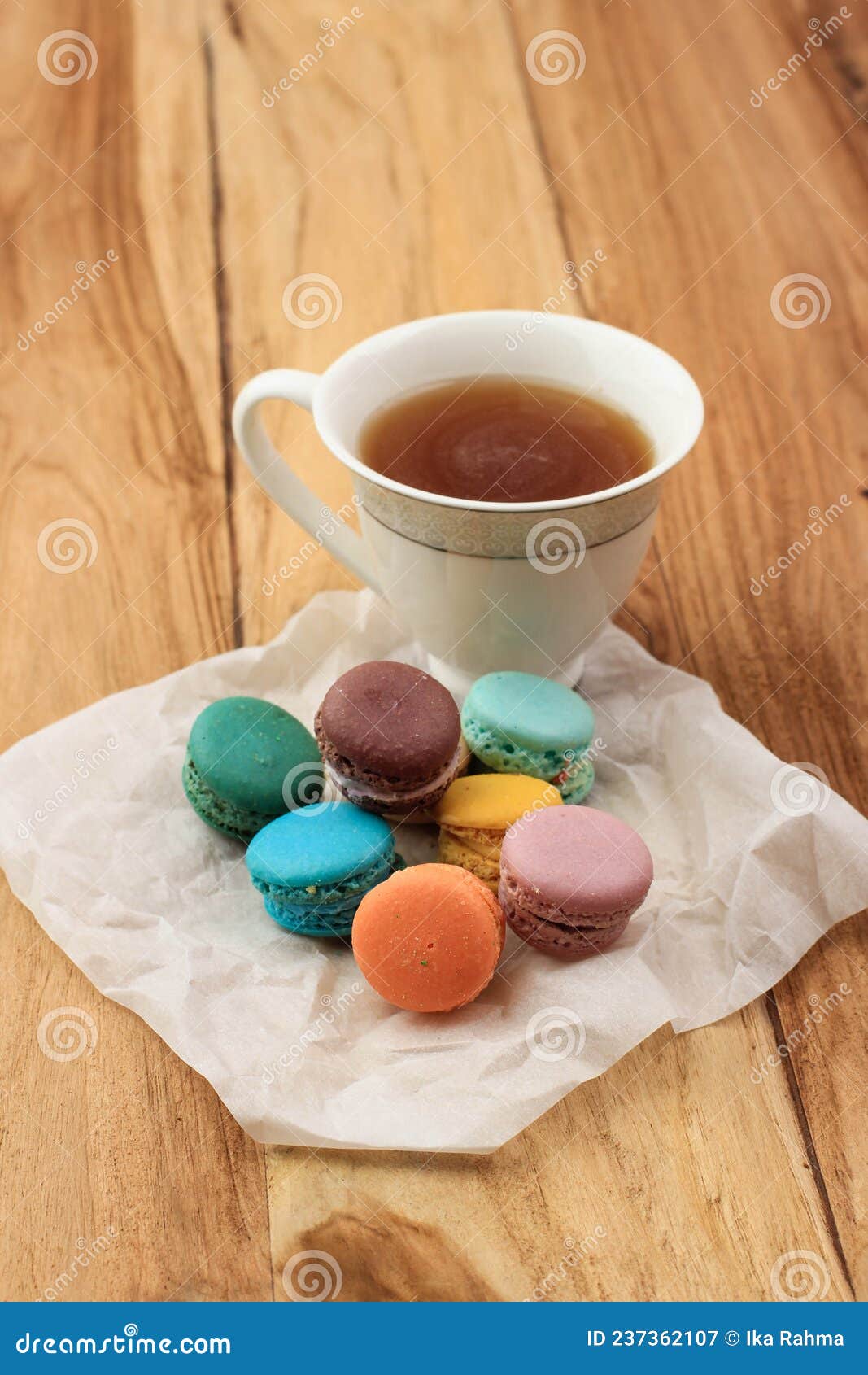 Mini macarón con té imagen de archivo. Imagen de mini - 237362107