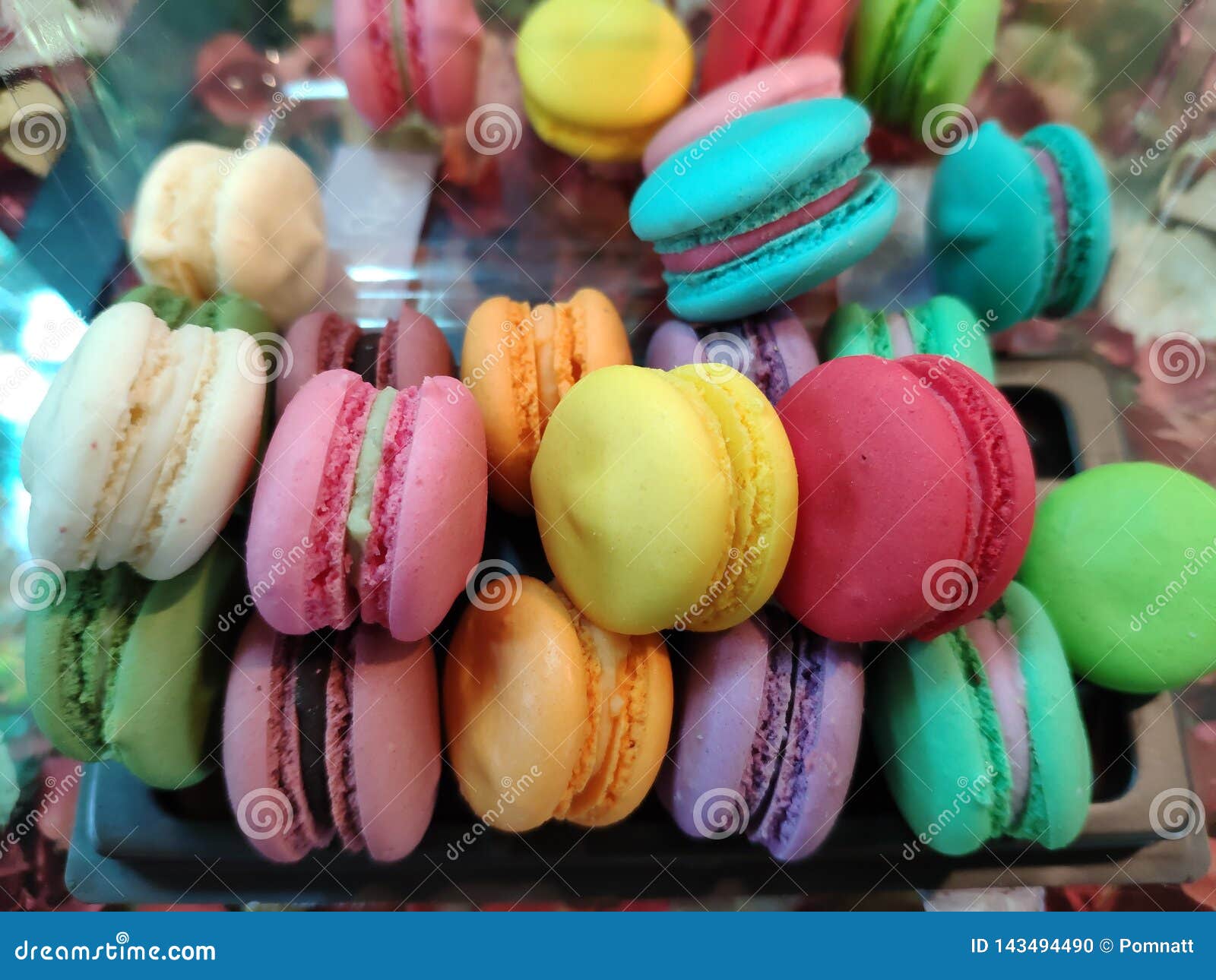 Mini Macaroon foto de archivo. Imagen de completo, dulces - 143494490