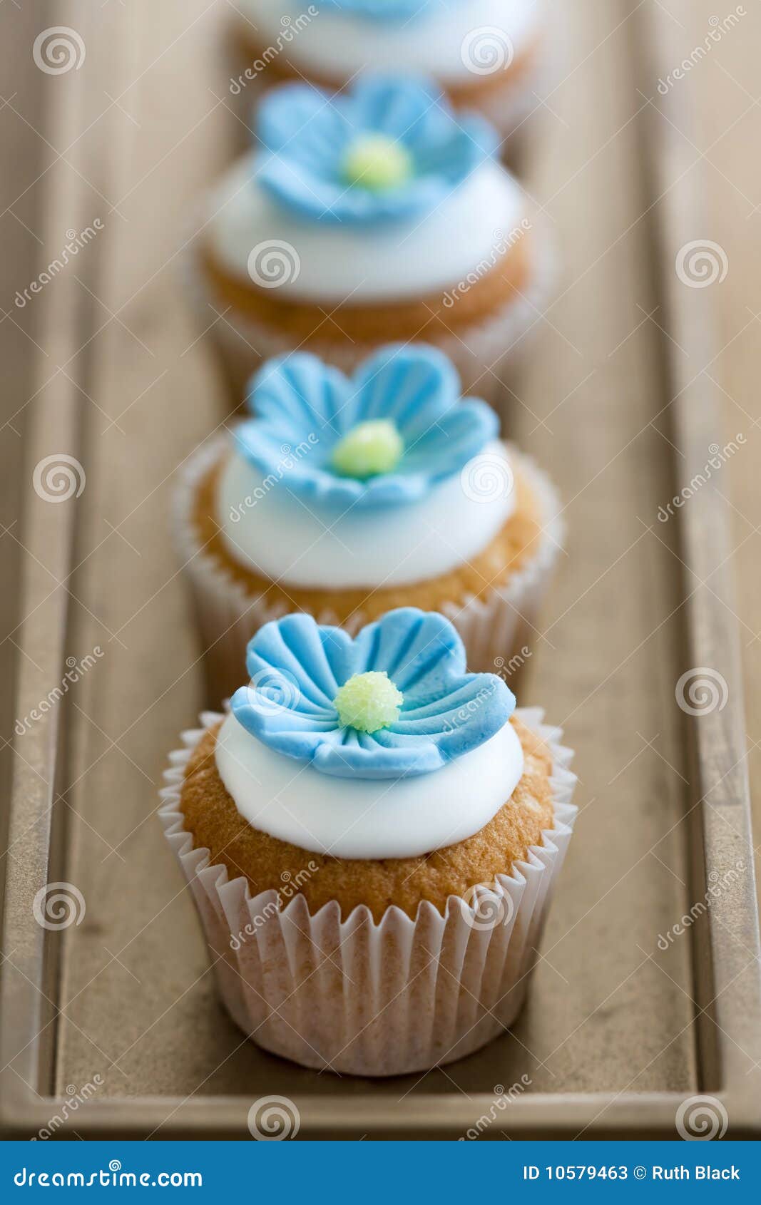 Mini Magdalenas Azules De La Flor Imagen de archivo - Imagen de torta ...