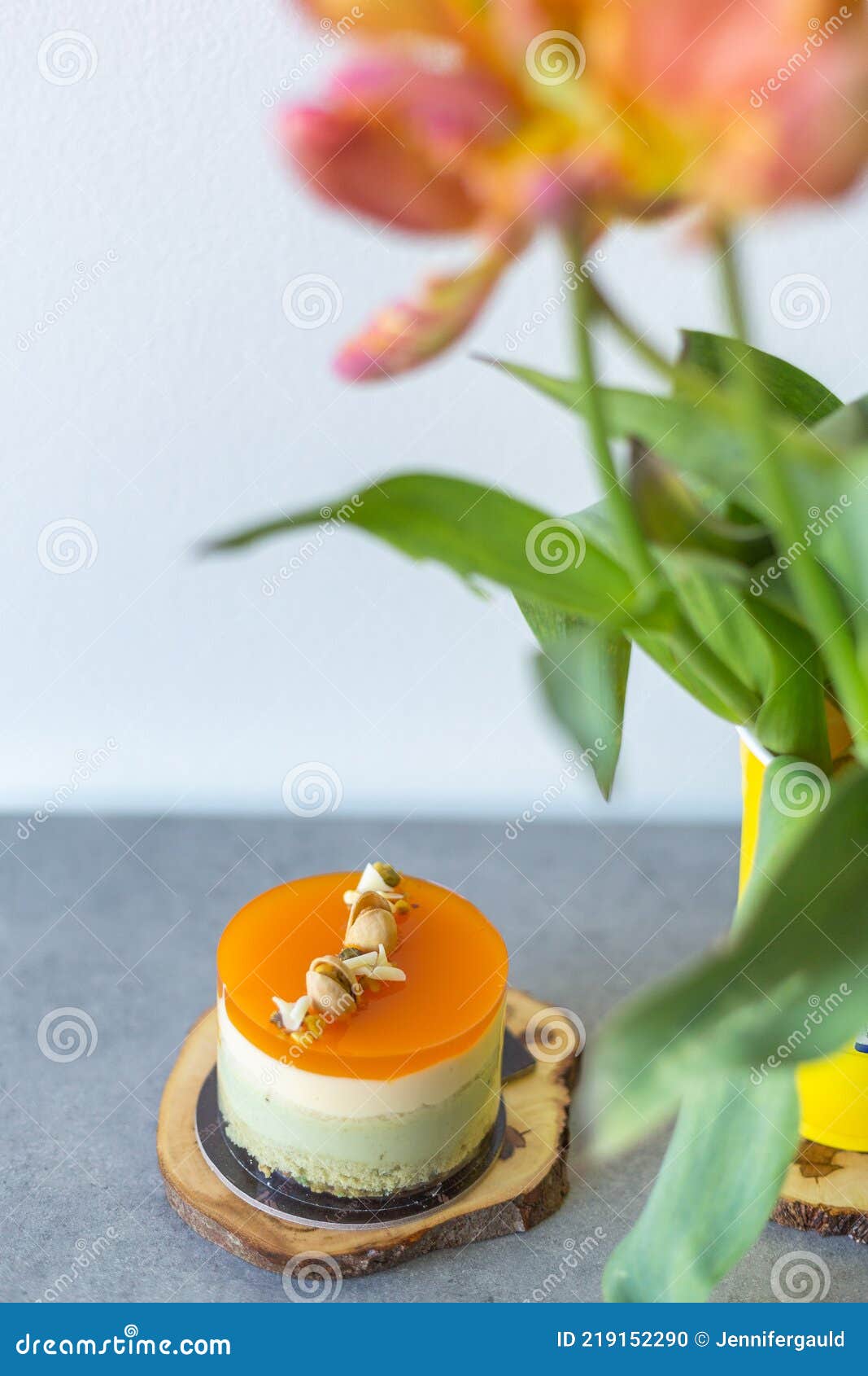 Mini Mango Und Pistazien Mousse Torte Stockfoto - Bild von eleganz ...