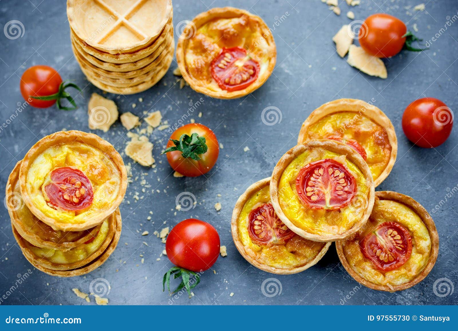 Mini- Pajer Med Ost Och Tomater Arkivfoto - Bild av hemlagat ...