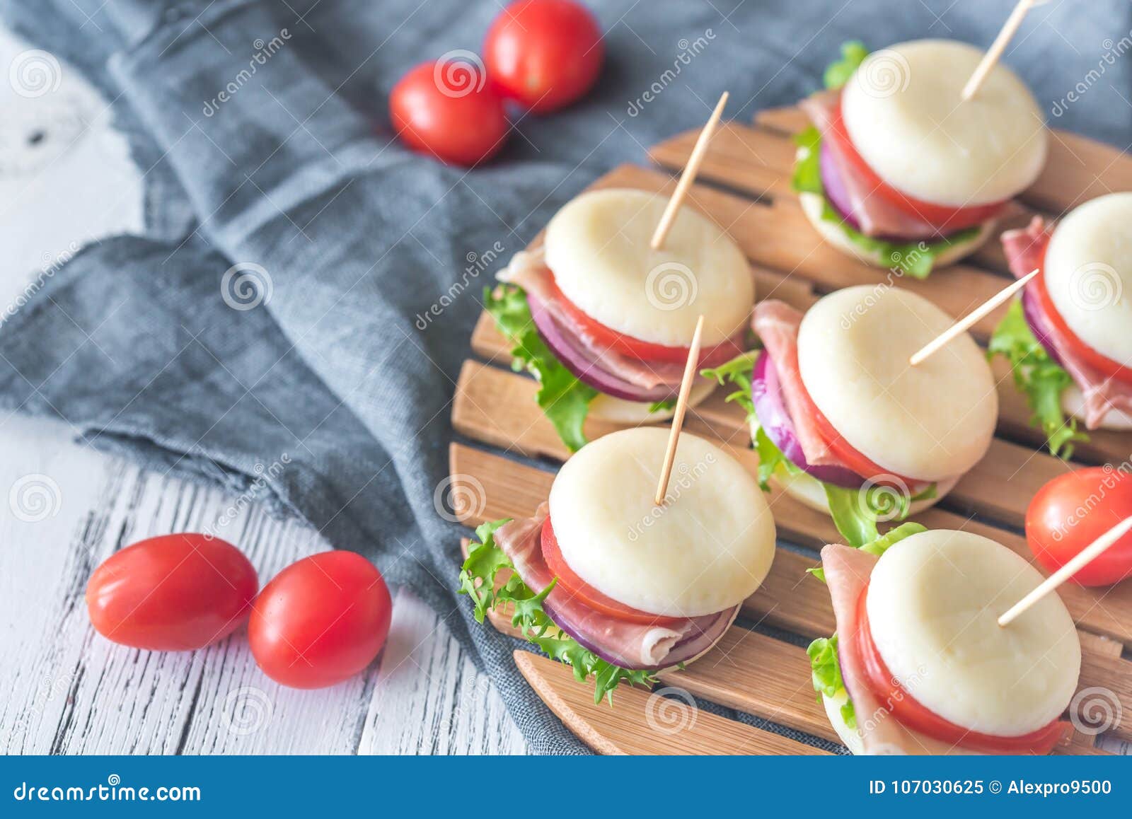 Mini Panini Di Prosciutto Di Parma E Del Formaggio Immagine Stock ...