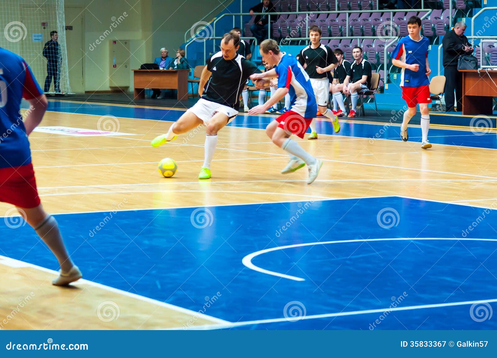 Mini partido de fútbol fotografía editorial. Imagen de arquero - 35833367