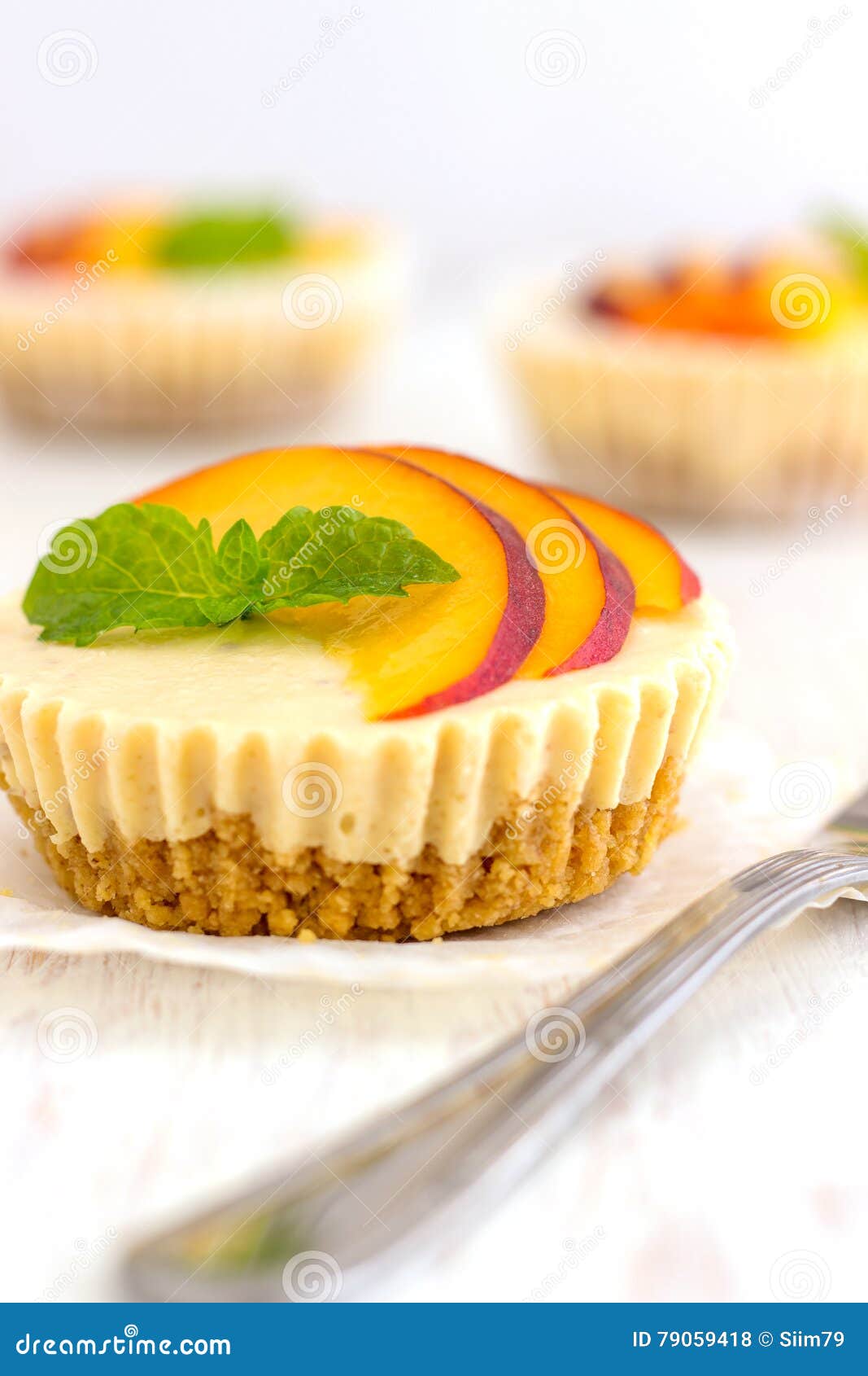 Mini Peach Cheesecake photo stock. Image du doux, gourmet - 79059418