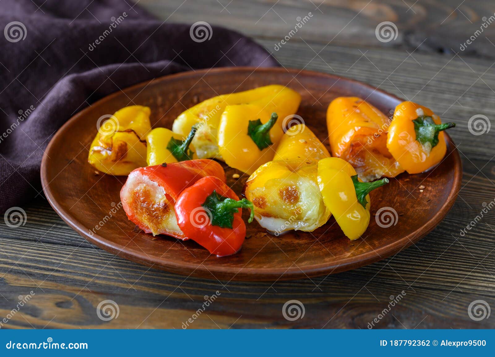 Mini Pimientos Dulces Rellenos Foto de archivo - Imagen de revuelto ...