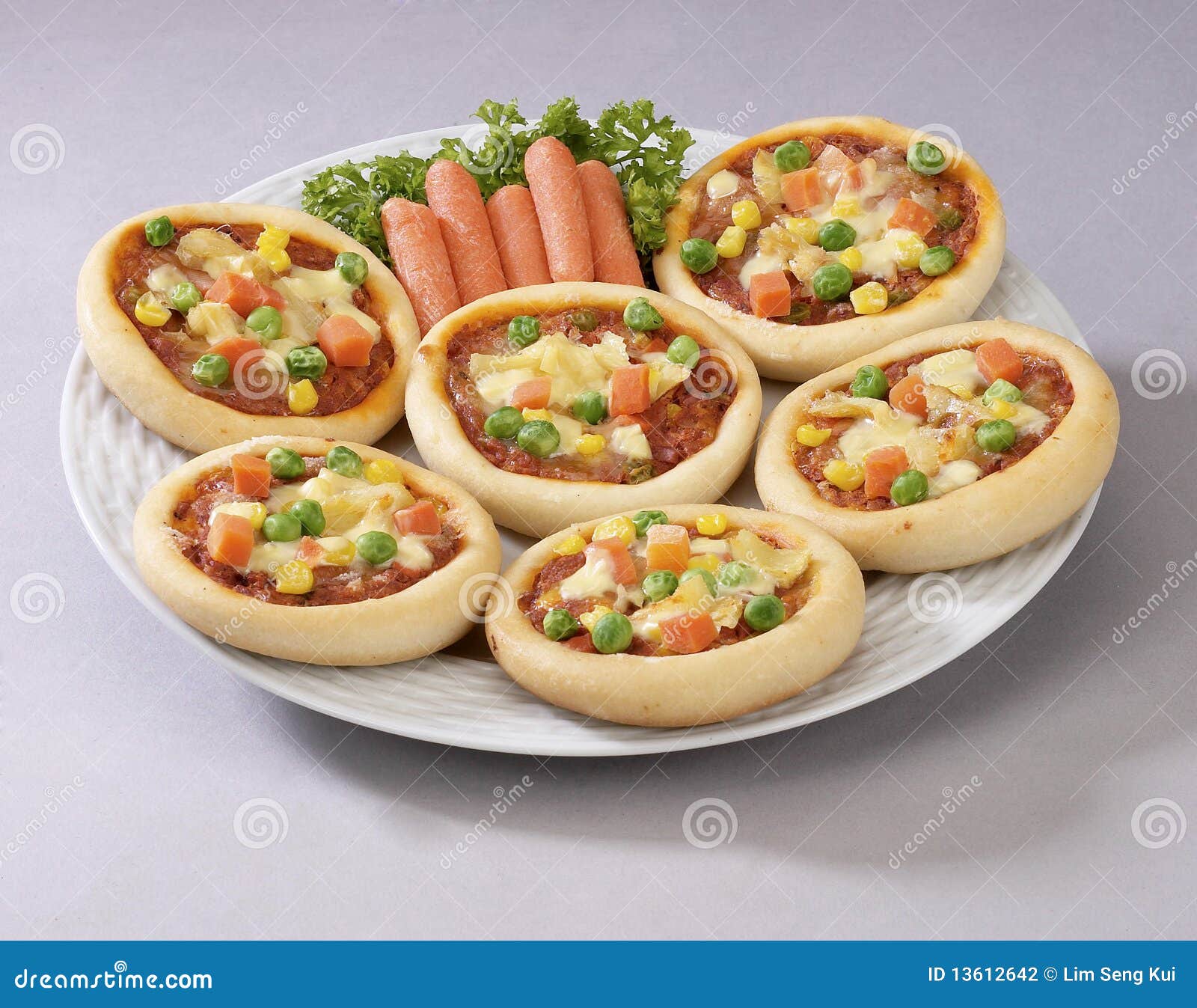Mini pizza foto de stock. Imagem de noite, lanche, placa - 13612642