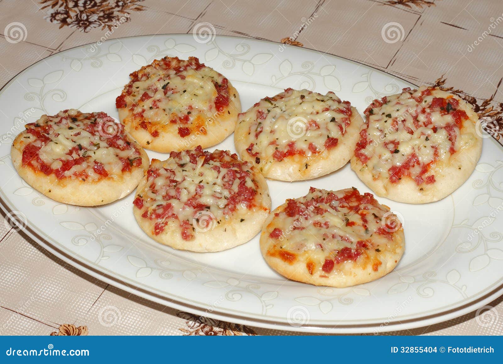 Mini pizza foto de stock. Imagem de carne, redondo, pizza - 32855404