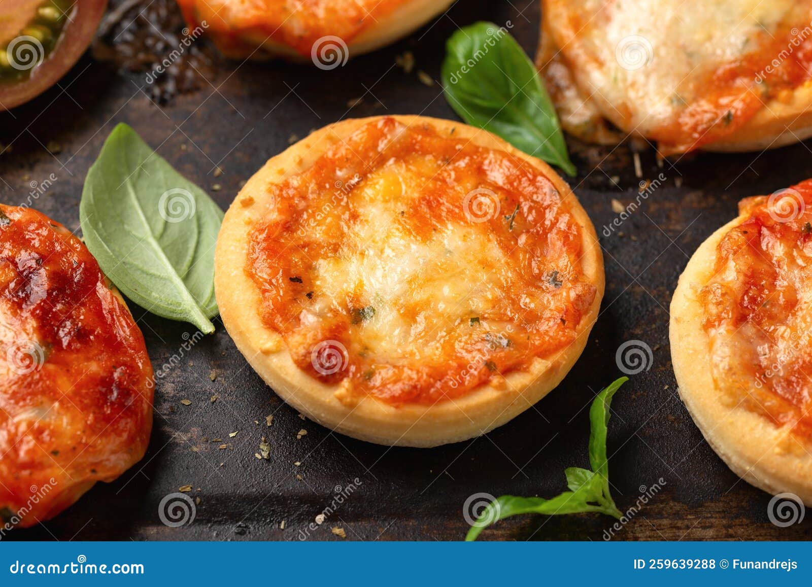Mini Pizzas Con Tomates Y Queso Mozzarella Foto de archivo - Imagen de ...