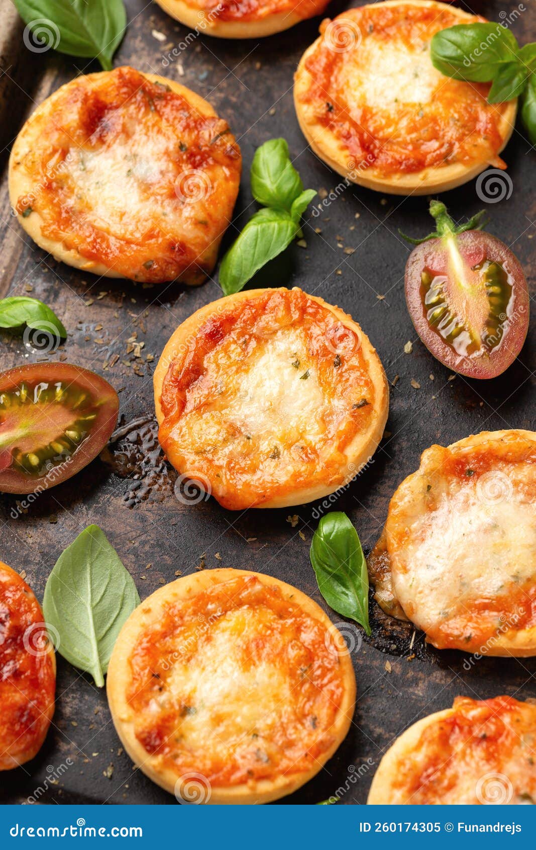 Mini Pizzas Con Tomates Y Queso Mozzarella Imagen de archivo - Imagen ...