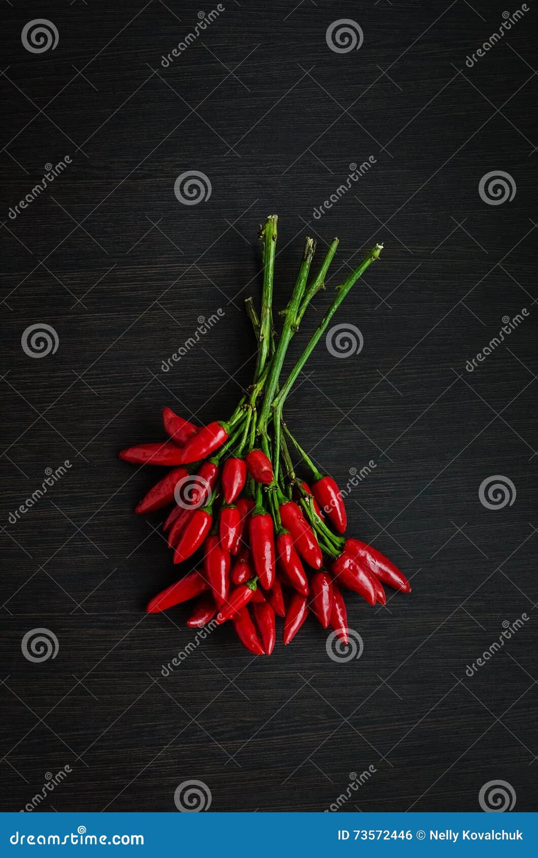 Mini Poivrons De Piment D'un Rouge Ardent Photo stock - Image du poivre ...