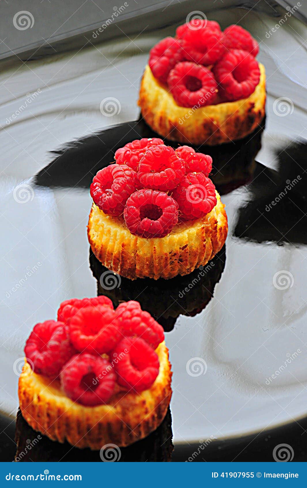 Mini Raspberry Cheesecake Tarts Stock Image - Image of cheesecake, dish ...