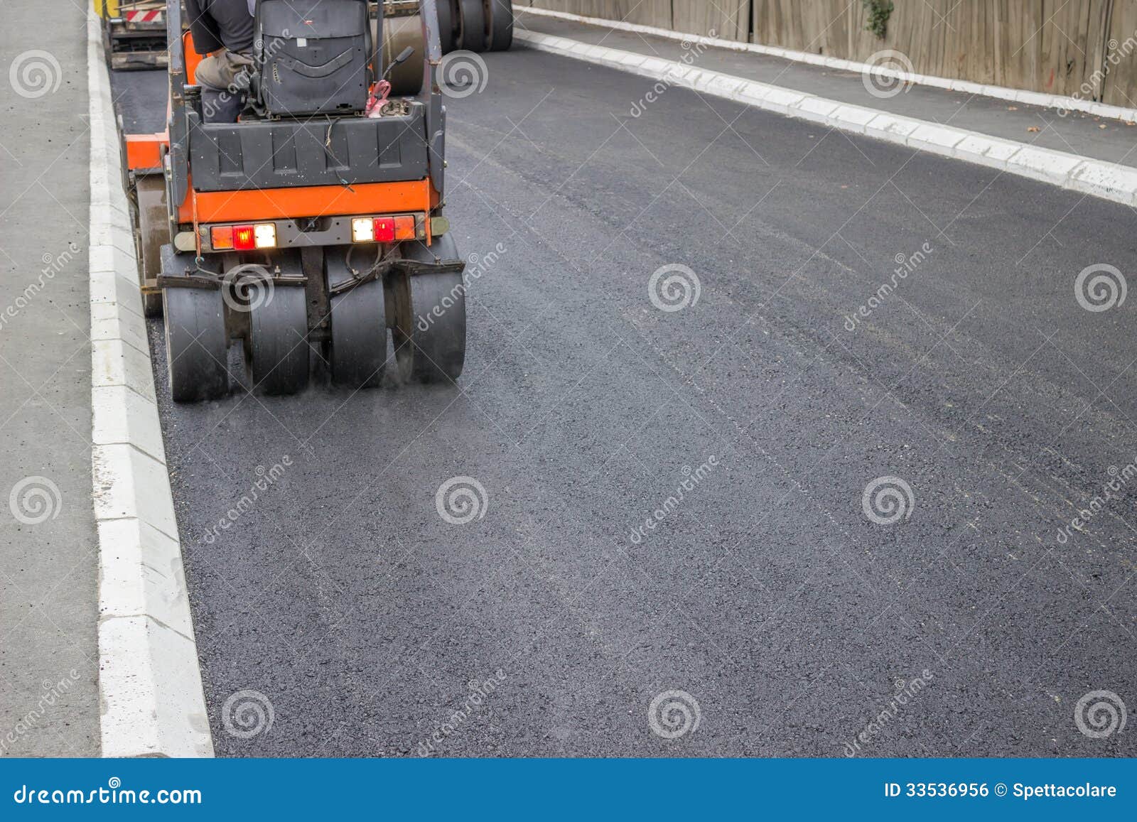 Mini rolo 4 do compressor foto de stock. Imagem de asfalto - 33536956