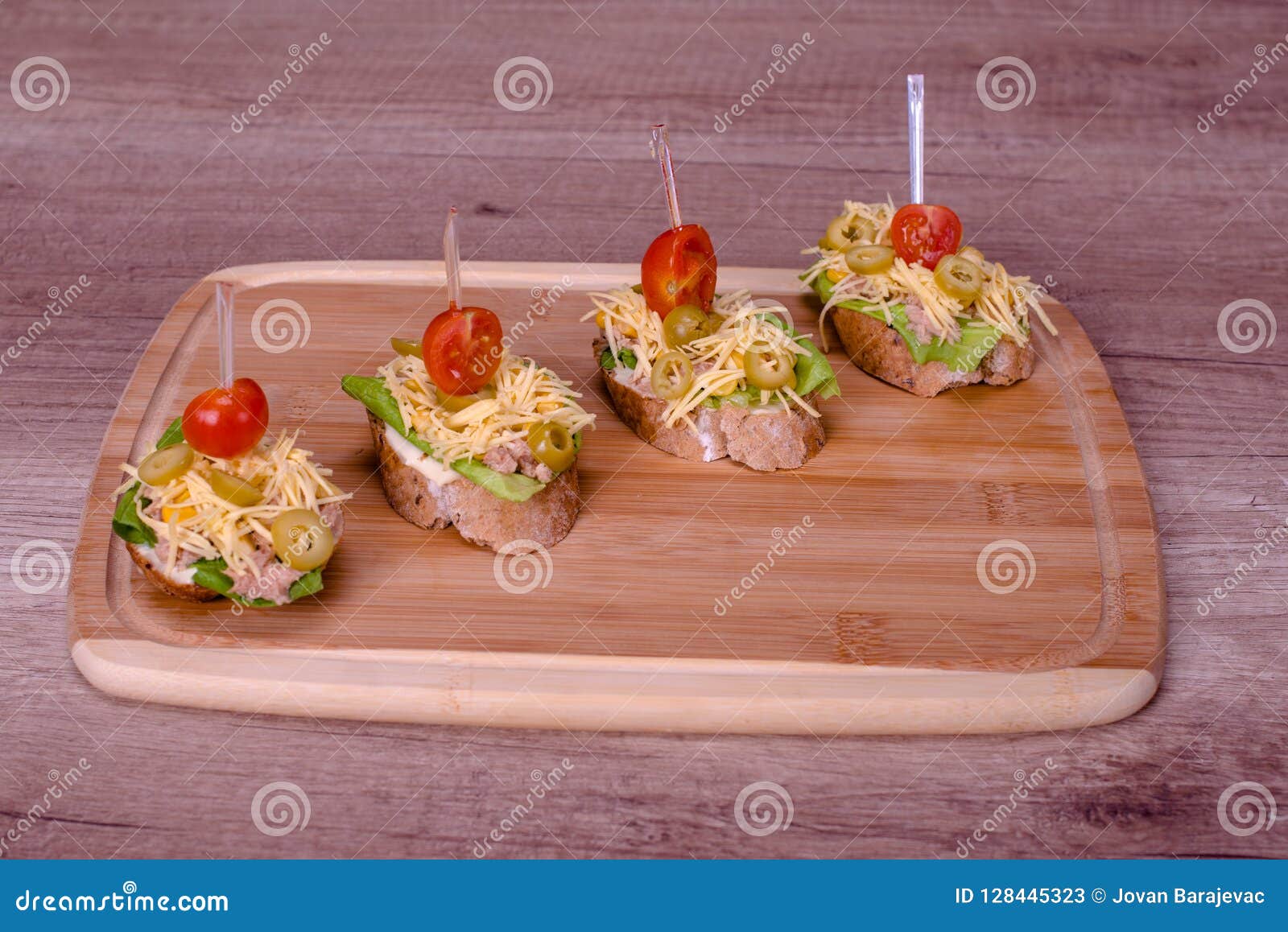 Mini Sandwiches Delicioso Con Pan Integral Imagen de archivo - Imagen ...