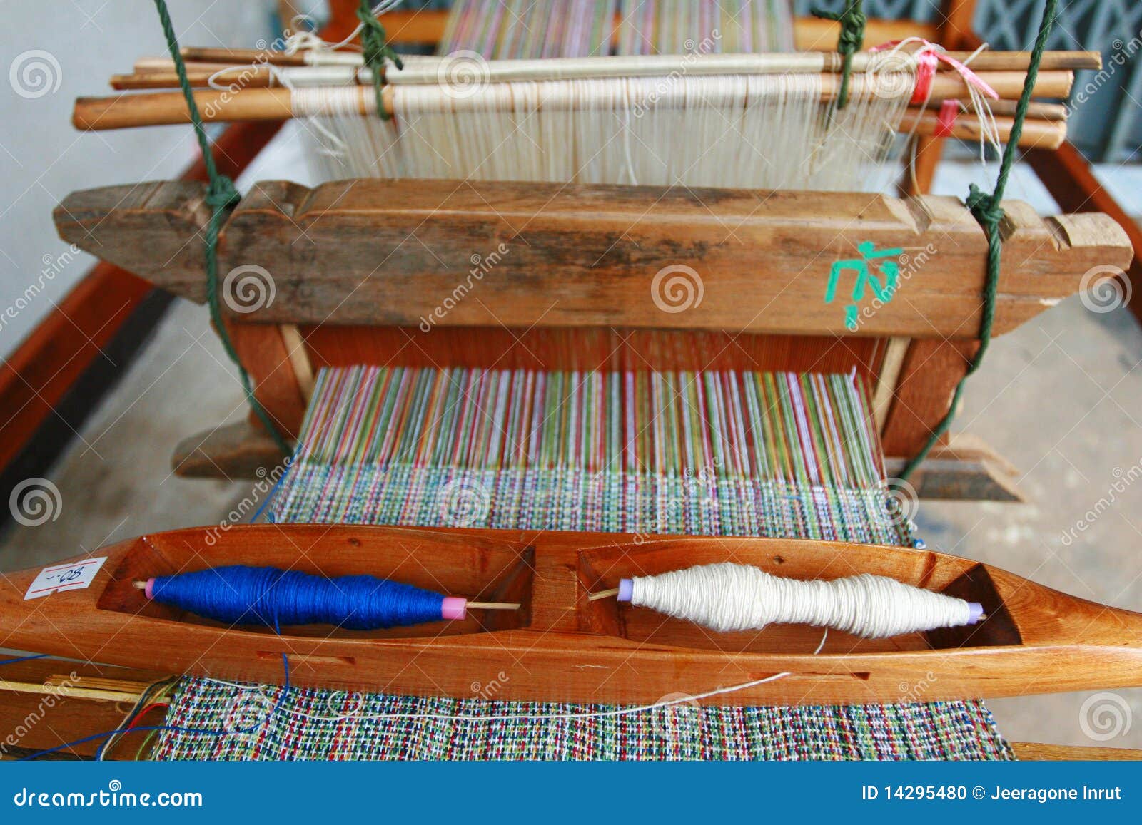 Mini tear foto de stock. Imagem de esquerda, material - 14295480