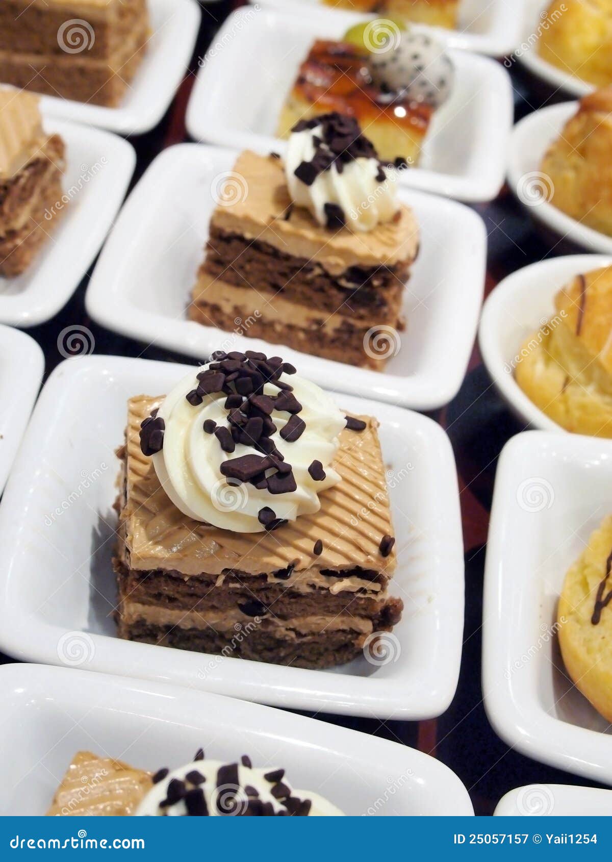 Mini torta imagen de archivo. Imagen de postre, brillo - 25057157