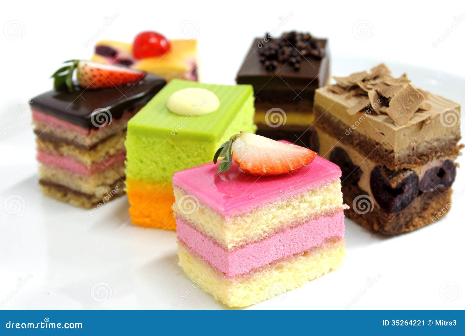 Mini Torta Deliciosa En La Placa Imagen de archivo - Imagen de adornado ...