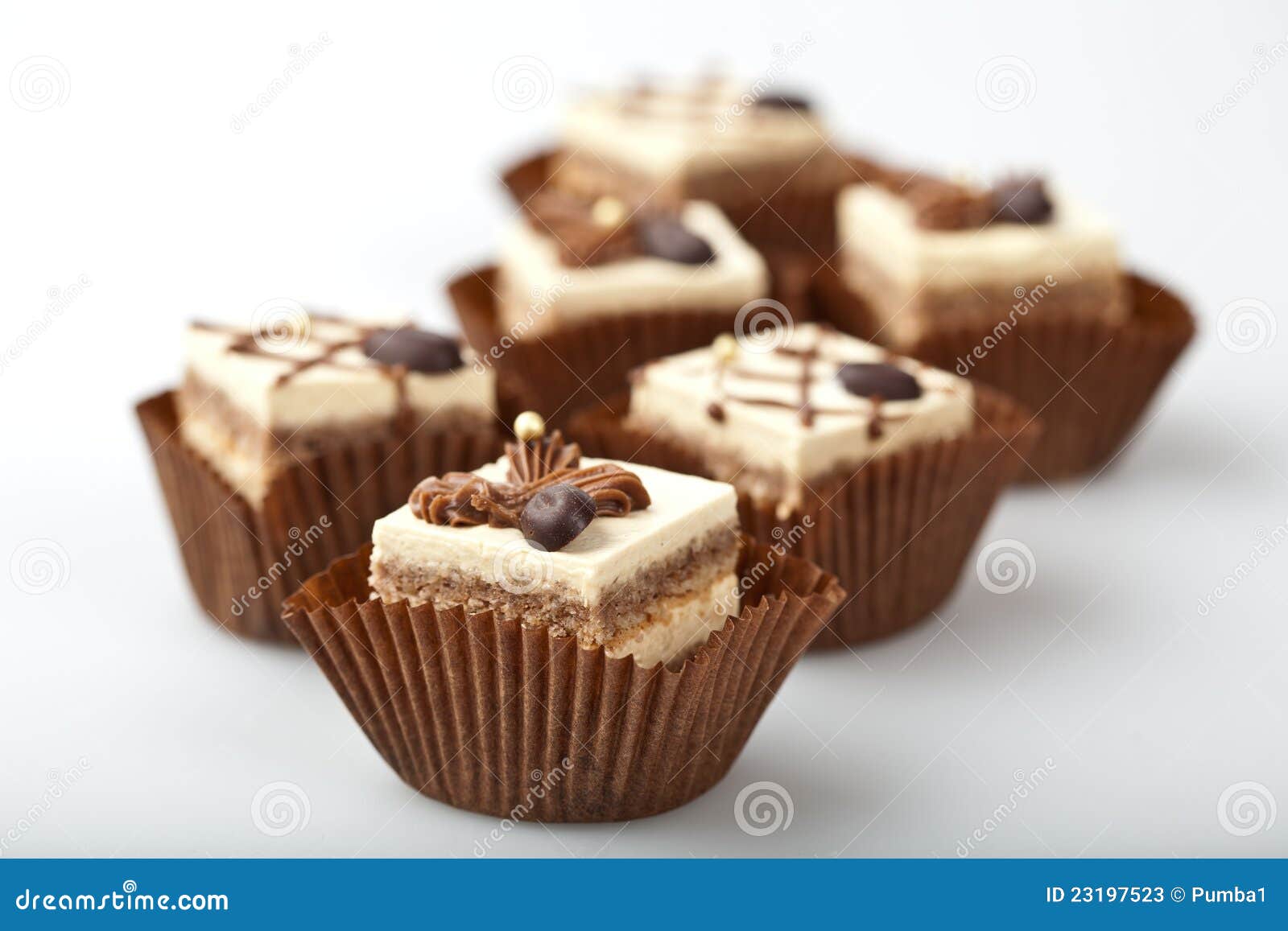 Mini tortas de chocolate imagen de archivo. Imagen de coma - 23197523