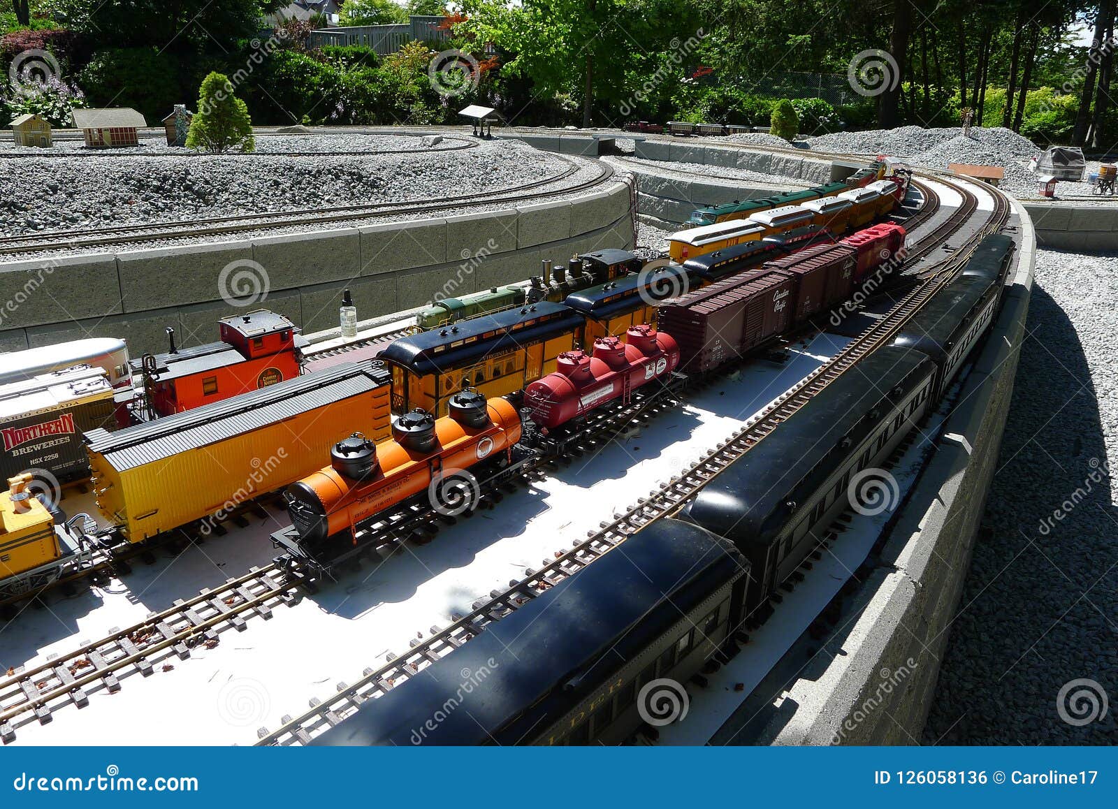 Mini Train Tracks e trens foto editorial. Imagem de vermelho - 126058136